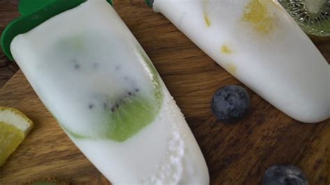 여름 음식 신선한 과일과 딸기로 집에서 만든 과일 얼음을 요리합니다 나무 테이블에 오렌지와 키위 블루베리를 슬라이스 계절에 대한 스톡 사진 및 기타 이미지 Istock