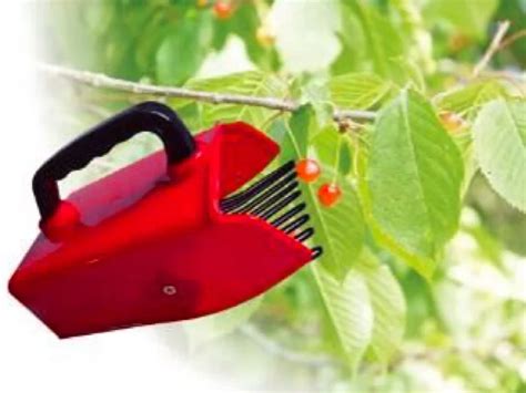 Plastic Berry Pickers With Metallic Comb Reinforced Coated Teeth And