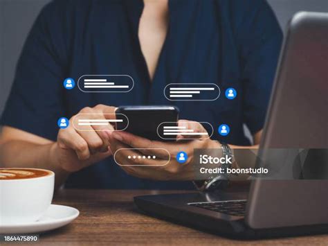 라이브 채팅 응용 프로그램 통신 디지털 미디어 웹 사이트 및 소셜 네트워크에서 채팅하는 휴대 전화로 타이핑하는 남자 문자 메시지에 대한 스톡 사진 및 기타 이미지 Istock