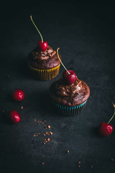 초콜릿 프로스팅과 체리를 곁들인 컵 케이크 2 개 사진 Unsplash의 무료 두바이 아랍에미리트 이미지
