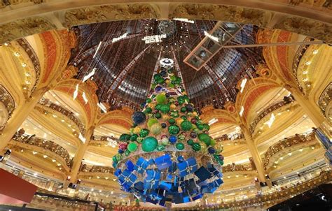 갤러리 라파예트 파리지앵 백화점 내부의 거대한 크리스마스 트리파리 프랑스 프리미엄 사진