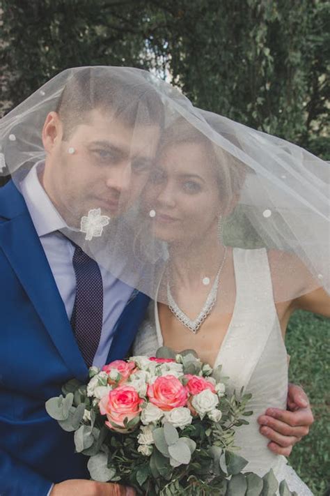 결혼 결혼식 날 기쁨 껴안다 꽃꽂이 남자 낭만적인 놀라운 날 다정함 베일 봄 부케 사랑 새로운 결혼 성인 신랑 신부 신혼 부부 애정