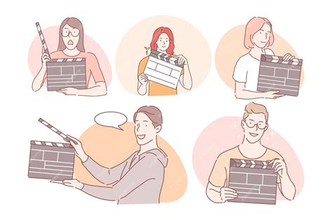 Clapperboard 개념을 가진 영화 제작 노동자 영화 클래퍼 보드로 영화 제작에서 일하고 영화 제작 중에 또 다른 테이크를 위해 박수를 치는 젊은 긍정적 인 남녀