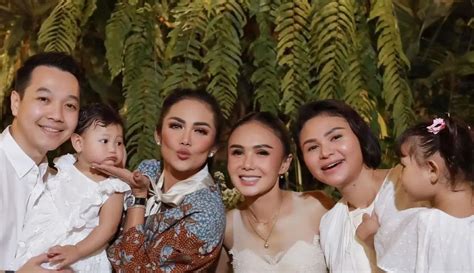 6 Potret Tampilan Awet Muda Yuni Shara Dibalut Dress Tanpa Lengan Saat