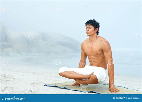 Hombre Que Hace Yoga En La Playa Imagen De Archivo Imagen De Sano Adulto