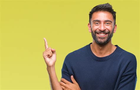 성인 히스패닉 남자 얼굴에 큰 미소와 함께 고립 된 배경 위에 카메라를 보고 옆에 손 및 손가락으로 가리키는 가리키기에 대한 스톡 사진 및 기타 이미지 Istock