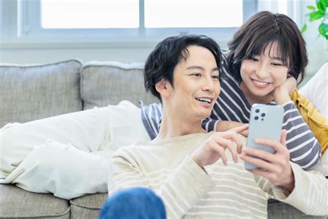 「夫婦円満のコツ」ランキング 2位「1人の時間を確保する」…1位は？ 夫婦円満でいるための「すてきエピソード」も オトナンサー
