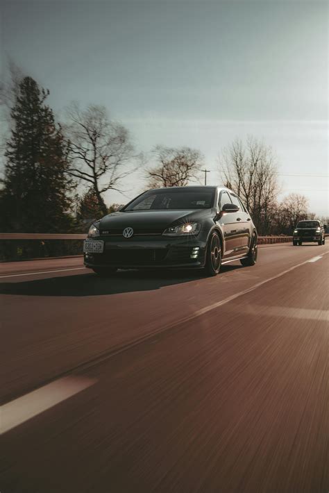 경로 경치 좋은 길 고속도로 고속도로 여행 과속 자동차 교통 낮 운전 다이나믹한 도로 도시 여행 도시의 독일 차 딱정벌레 레인 로드 트립 모션
