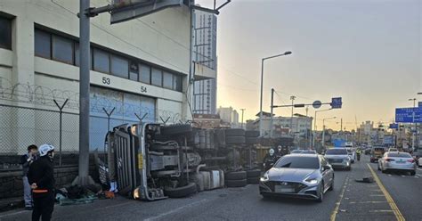 부산 우암고가도로 앞서 트레일러 전도 일부 교통통제