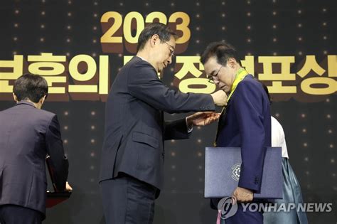 한덕수 총리 호국 보훈의 달 정부 포상식에서 훈장 전달 연합뉴스