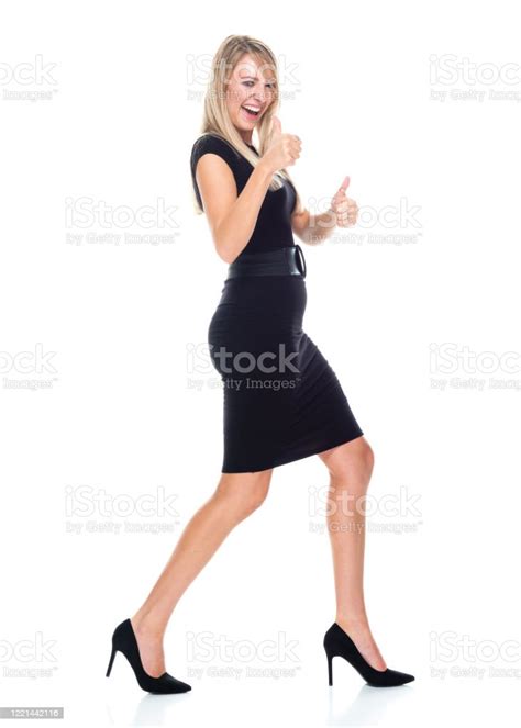 백인 여성 사업가 가 앞을 걷고 흰색 배경 착용 비즈니스 웨어 20 24세에 대한 스톡 사진 및 기타 이미지 20 24세