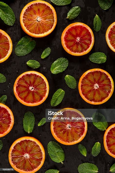 감귤의 조각 라운드 그린 민트와 레드 만다린 검은색에 나뭇잎 배경 질감으로 평면도 균등 하 게 배열 개념의 아이디어입니다 박하