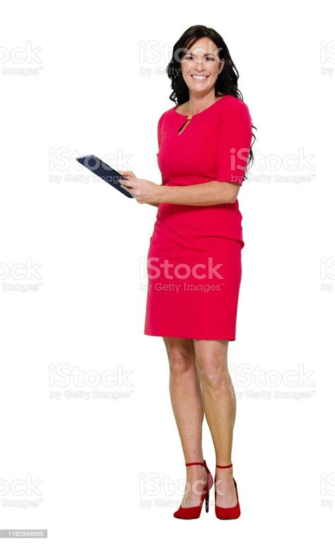 전체 길이 정면 보기 카메라 성인 의 1 인 아름 다운 검은 머리 긴 머리 백인 여성 젊은 여성 입고 서 있는 드레스와 하이힐 을 입고 웃고 행복 쾌활 한 웃음 학습 시원한