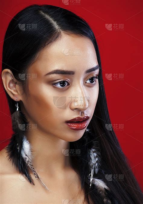 美丽年轻的亚洲女孩与时尚化妆在红色的背景，美丽时尚的外观