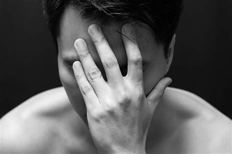 아시아판 검은색과 있는 잘생긴 남자 인물 사진 흰색 감정 감정에 대한 스톡 사진 및 기타 이미지 감정 두통 불면증 Istock