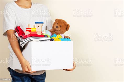 기부 개념입니다 책 옷 장난감이 있는 기부 상자를 들고 있는 아이 들 완구류에 대한 스톡 사진 및 기타 이미지 완구류 자선기부 아이 Istock