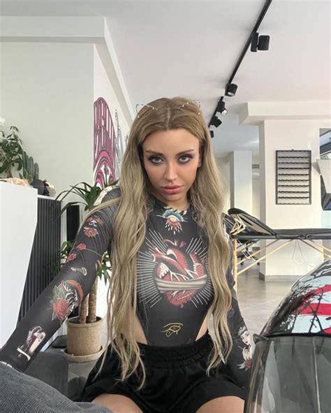 Cinsiyet Değiştiren Mika Can Raundan Skandal Paylaşım Tuvaletini