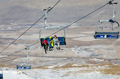 어머니와 두 아들은 산에서 스키를 타고 스키 리프트를 타고 올라간다 3 명에 대한 스톡 사진 및 기타 이미지 3 명 35 39세 8 9 살 Istock