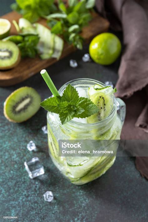 키위 오이 라임 얼음 모히토 또는 어두운 석조 테이블에 오이와 소다와 여름 상쾌한 음료 공간을 복사합니다 0명에 대한 스톡 사진 및 기타 이미지 Istock