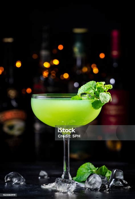 드라이 진 허브 리큐어 라임 주스 및 얼음을 곁들인 마지막 단어 알코올 칵테일 음료 검은 막대 카운터 배경 강철 막대 도구 및 병 0명에 대한 스톡 사진 및 기타 이미지