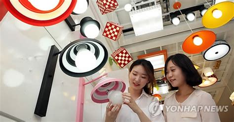 조명 매장에서 교체되는 백열 전구