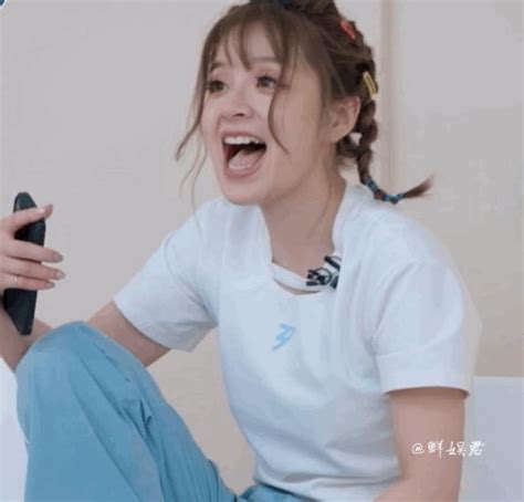 美依礼芽的这个坐姿过分可爱了，好接地气呀！