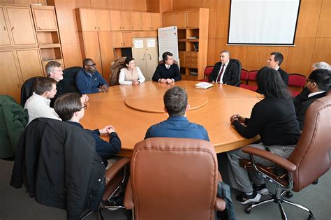 УНСС Ректорът се срещна с преподаватели и студенти от САЩ