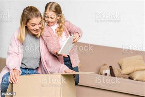 행복 한 엄마와 딸 이주 동안 골 판지 상자를 포장 하는 디지털 태블릿 2명에 대한 스톡 사진 및 기타 이미지 2명 가정 생활 가족 Istock