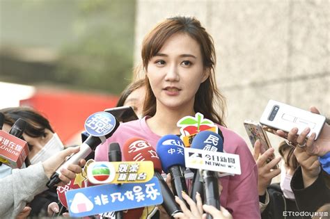 何妤玟離婚堅強8金句「我是勇敢獨立的公主」 掰了8年豪門婚：手牽手一起簽字 Ettoday星光雲 Ettoday新聞雲