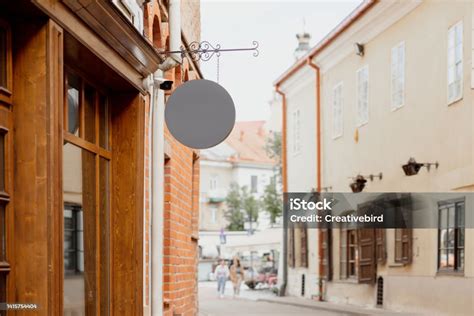 빈 간판 모형 구시 가지의 외관에 상점 서명 또는 로고를 위한 공간을 복사합니다 현대 빈 야외 간판 회사 로고를 추가하는 모형 회색 둥근 상점 간판 형판에 대한 스톡 사진