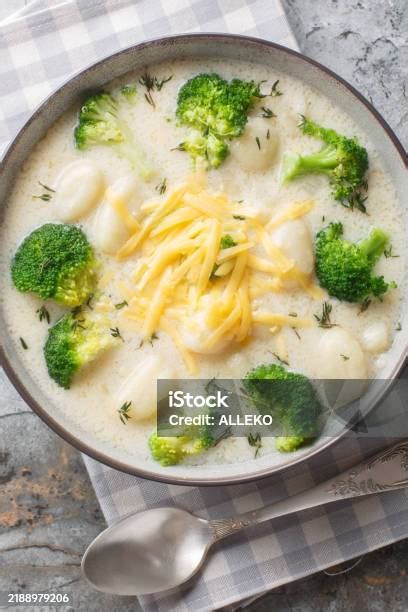 브로콜리와 치즈 수프와 뇨끼를 곁들인 접시 클로즈업 수직 평면도 0명에 대한 스톡 사진 및 기타 이미지 0명 Comfort Food 감자 요리 Istock