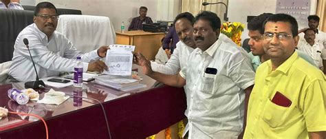 పోలింగ్‌ కేంద్రాల్లో వైసీపీ రంగులు తొలగించండి Remove Ycp Colors From Polling Stations