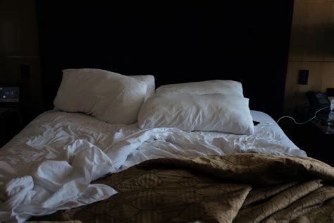 Пяний вітчим зайшов до неї в кімнату сів біля її ніг і став гладити… Вона вибігла з дому і