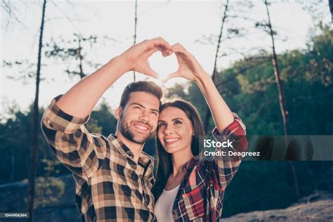 두 영감된 관광객 사랑 행복 한 귀여운 커플 손으로 하트 모양을 보여주는 야생 봄 나무에 캐주얼 체크 무늬 셔츠를 입고 사람들 일출 손에 대한 스톡 사진 및 기타 이미지