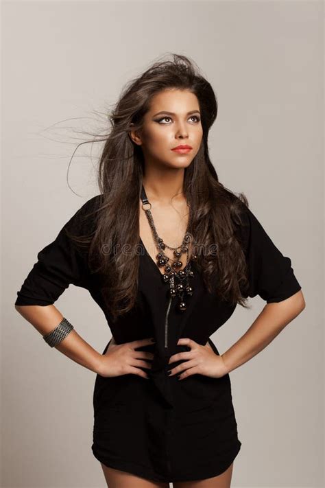 Длинние волнистые волосы стоковое фото изображение насчитывающей волосы 30269642