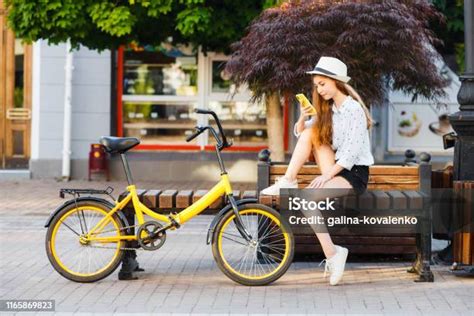 노란 자전거를 들고 모자를 쓴 소녀 십대가 여름 도시를 걷고 있습니다 12 13세에 대한 스톡 사진 및 기타 이미지 12 13세 가을 갈색 머리 Istock