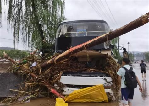 全网寻人！他开铲车在洪水中救下近70人，场面惊险