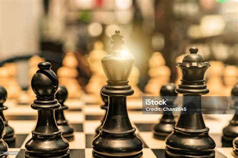 킹 퀸 폰 기사 하우스 피스와 함께 설정 체스 게임의 배경은 리더십과 미래의 혁신 혁신을 성공적으로 승리하는 비즈니스 완료 사고 전략 계획을 나타냅니다 0명에 대한 스톡