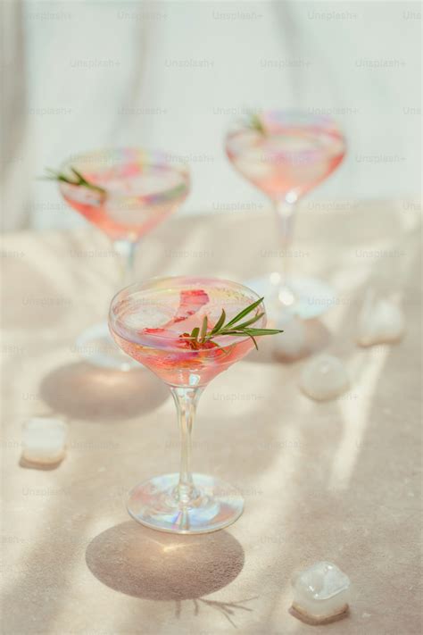 밝은 베이지색 배경에 딸기 소다 음료의 유리 여름 건강한 해독 레모네이드 칵테일 또는 다른 음료 배경 저 알코올 무알콜