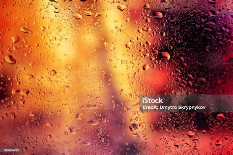 땀을 흘리는 유리에 응축수 방울 배경 야간 조명에 차가운 안개 유리 개념에 대한 스톡 사진 및 기타 이미지 개념 개념과 주제 건축물 Istock