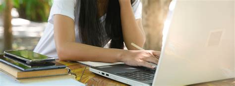 플래너 또는 주최자가 일일 약속을 작성하고 캘린더 책을 사용하고 태블릿을 사용합니다 아시아 여성의 손 계획 시간표 회의 의제 및