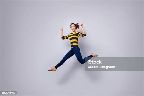 전체 길이 몸 크기 보기 그녀의 그녀의 아름 다운 매력적인 사랑 스러운 매력적인 기쁜 황홀 소녀 보여주는 이중 V기호 회색 배경 위에 고립 달리기에 대한 스톡 사진 및 기타