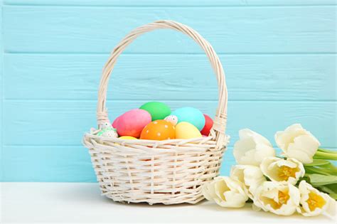 테이블에 바구니와 꽃에 부활절 달걀 텍스트를 삽입 할 수있는 장소와 축제 부활절 배경 0명에 대한 스톡 사진 및 기타 이미지 0명 4월 계절 Istock