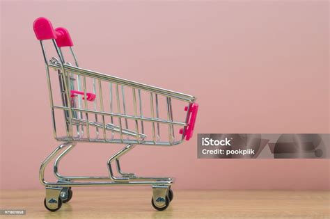 쇼핑 카트 또는 슈퍼마켓 트롤리 나무 테이블에 쇼핑 및 마케팅 개념에 대 한 복사 공간 분홍색 배경 개념에 대한 스톡 사진 및 기타 이미지 Istock