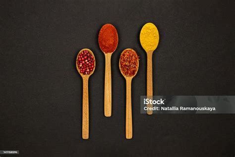 검은 배경에 중앙 부분에 향신료와 나무 숟가락 네 개가 있습니다 0명에 대한 스톡 사진 및 기타 이미지 0명 3가지 개체 가루로 빻은 Istock
