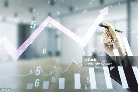 추상적 인 가상 금융 그래프와 흐릿한 사무실 배경 외환 및 투자 개념에 대한 상향 화살표로 작업하는 펜을 가진 남자 다중 노출