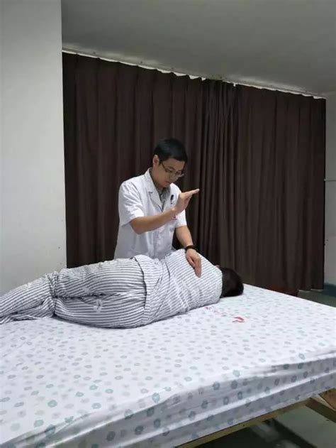 叩击 叩背 叩击痛 大山谷图库