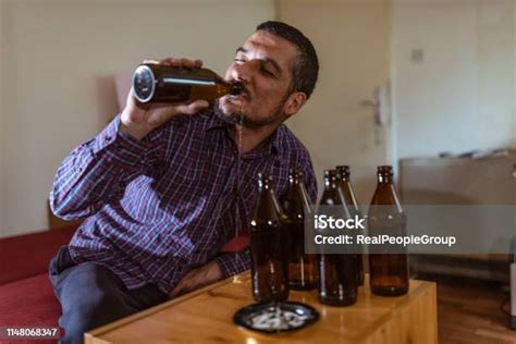 젊은 슬픈 술을 마시는 남자 맥주와 알코올 느낌 낭비 외 롭 고 절망적 인 통증과 정서적 스트레스 사람과 알코올 남용 중독과 남자 우울증 개념 가정 생활에 대한 스톡 사진