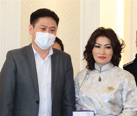 Эрүүл мэндийн салбарын эмч ажилтнууд Төрийн дээд шагналаар шагнагдлаа