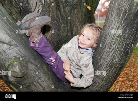 Fille Assise Sur Un Tronc D Arbre En Banque De Photographies Et Dimages Haute R Solution Alamy